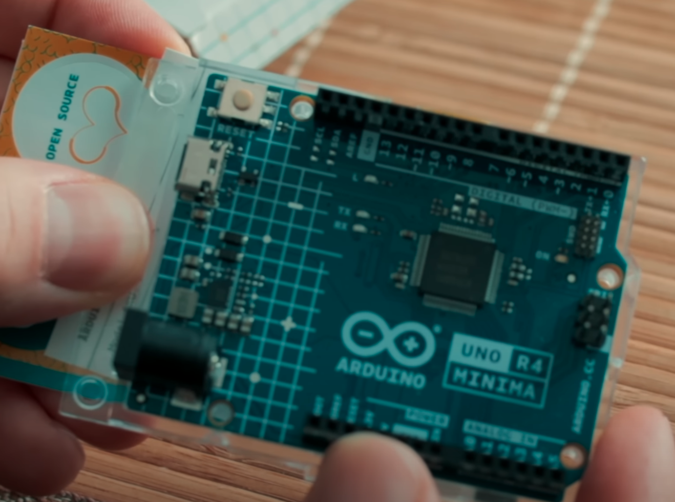 Arduino r4 : tout savoir - Arduino France